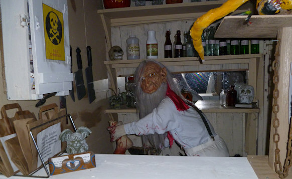 Haunted House: Coventry, Rhode Island | Halloween Displayy