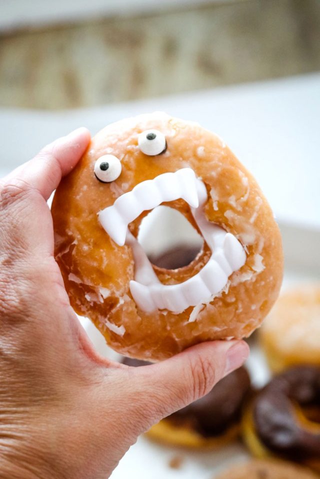 Vampire Donuts - Easy Halloween Treats! - Mom Foodie