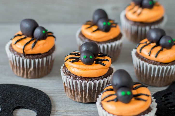 Spider Cupcakes - Halloween Cupcakes with Edible Spiders - Mom Foodie