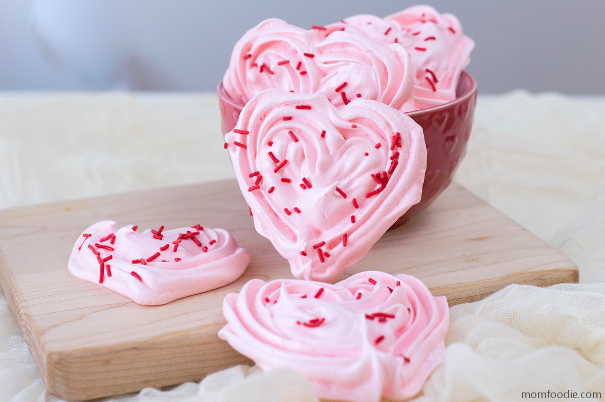 Valentine Meringue Cookies - How to Make Heart Meringues - Mom Foodie Valentine Meringue Cookies - How to Make Heart Meringues - Mom Foodie